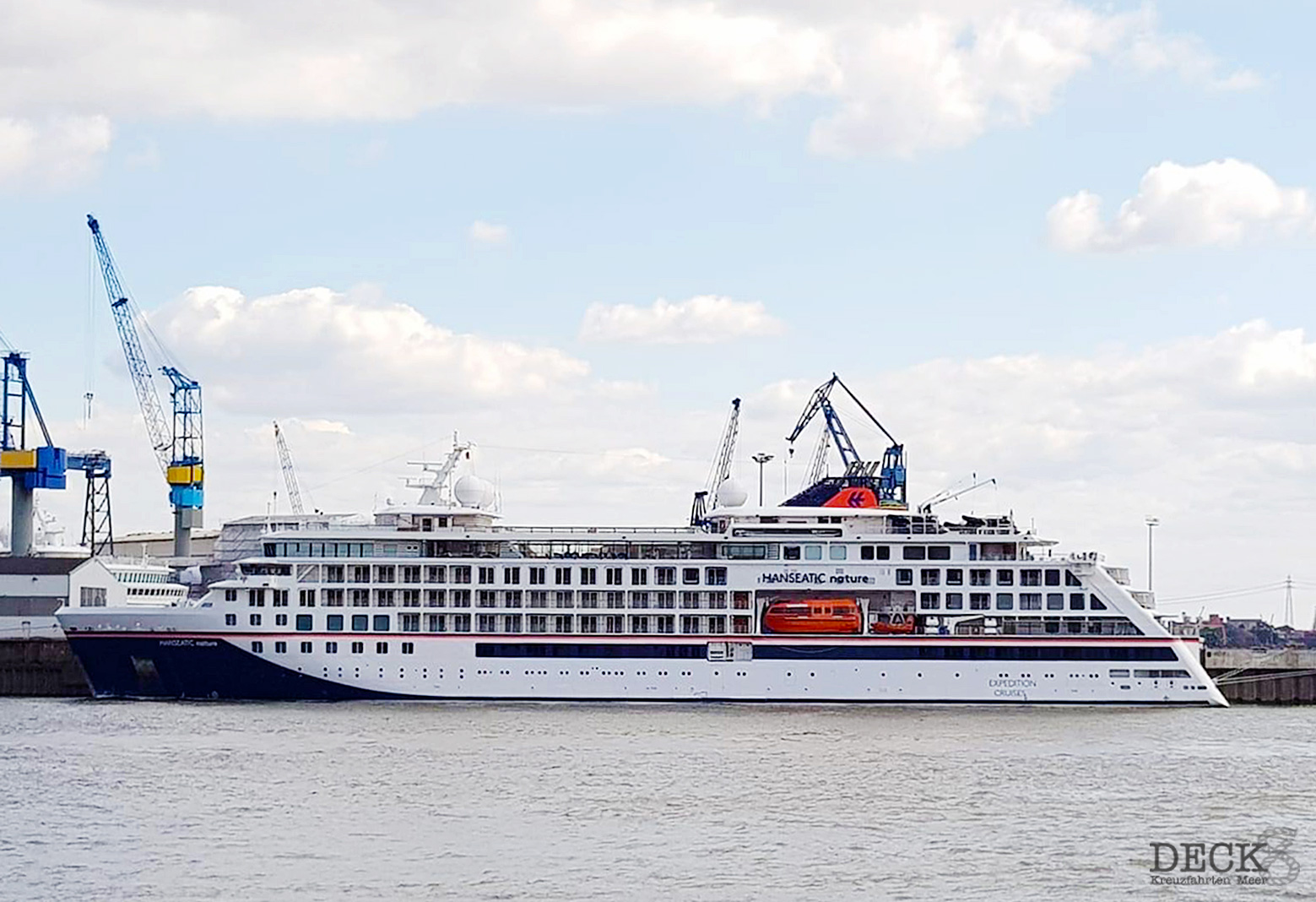 HANSEATIC nature fährt in die Werft nach Norwegen